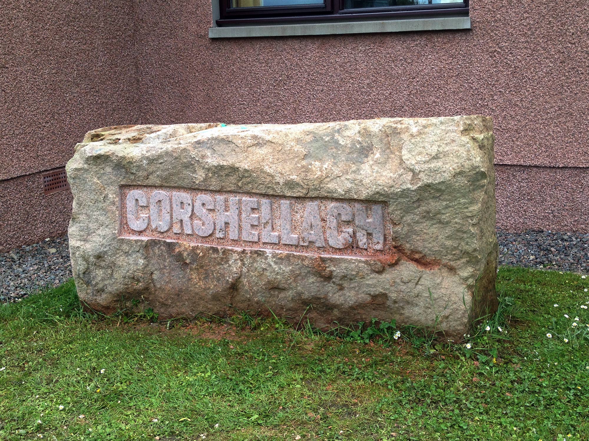 Granite boulder house sign - Speyside Sculptor : Stuart Murdoch