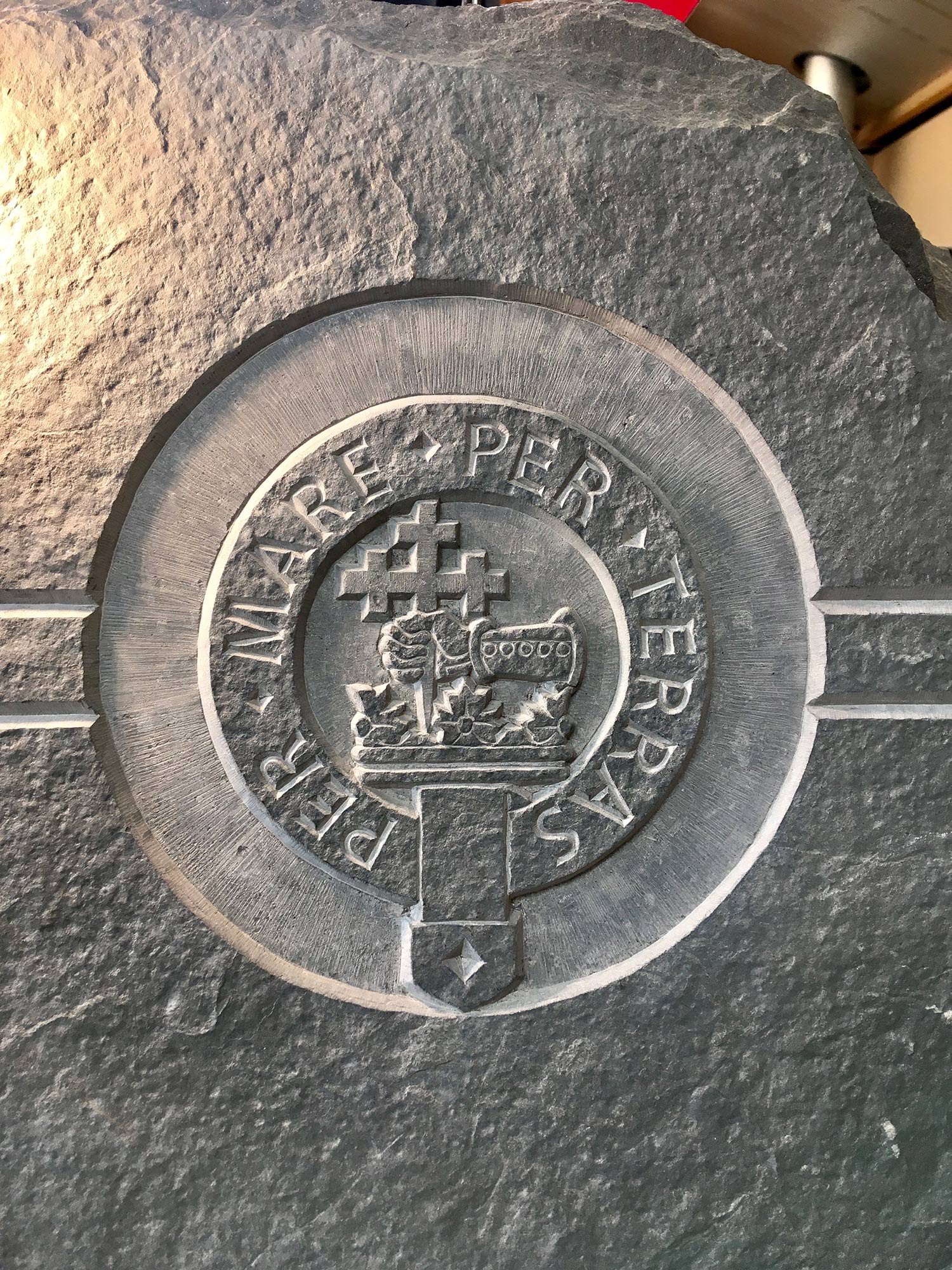 Family crest memorial - Speyside Sculptor : Stuart Murdoch