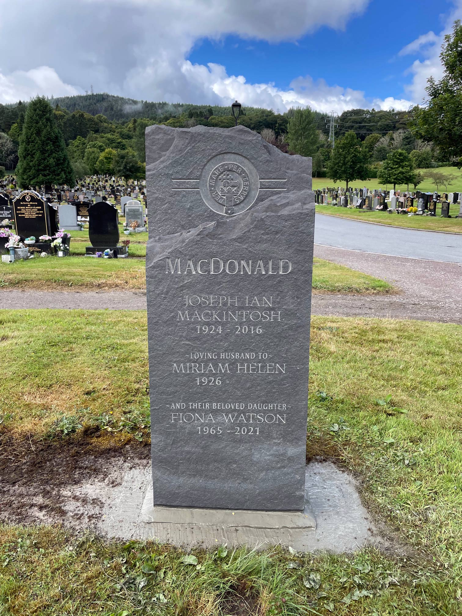 Family crest memorial - Speyside Sculptor : Stuart Murdoch