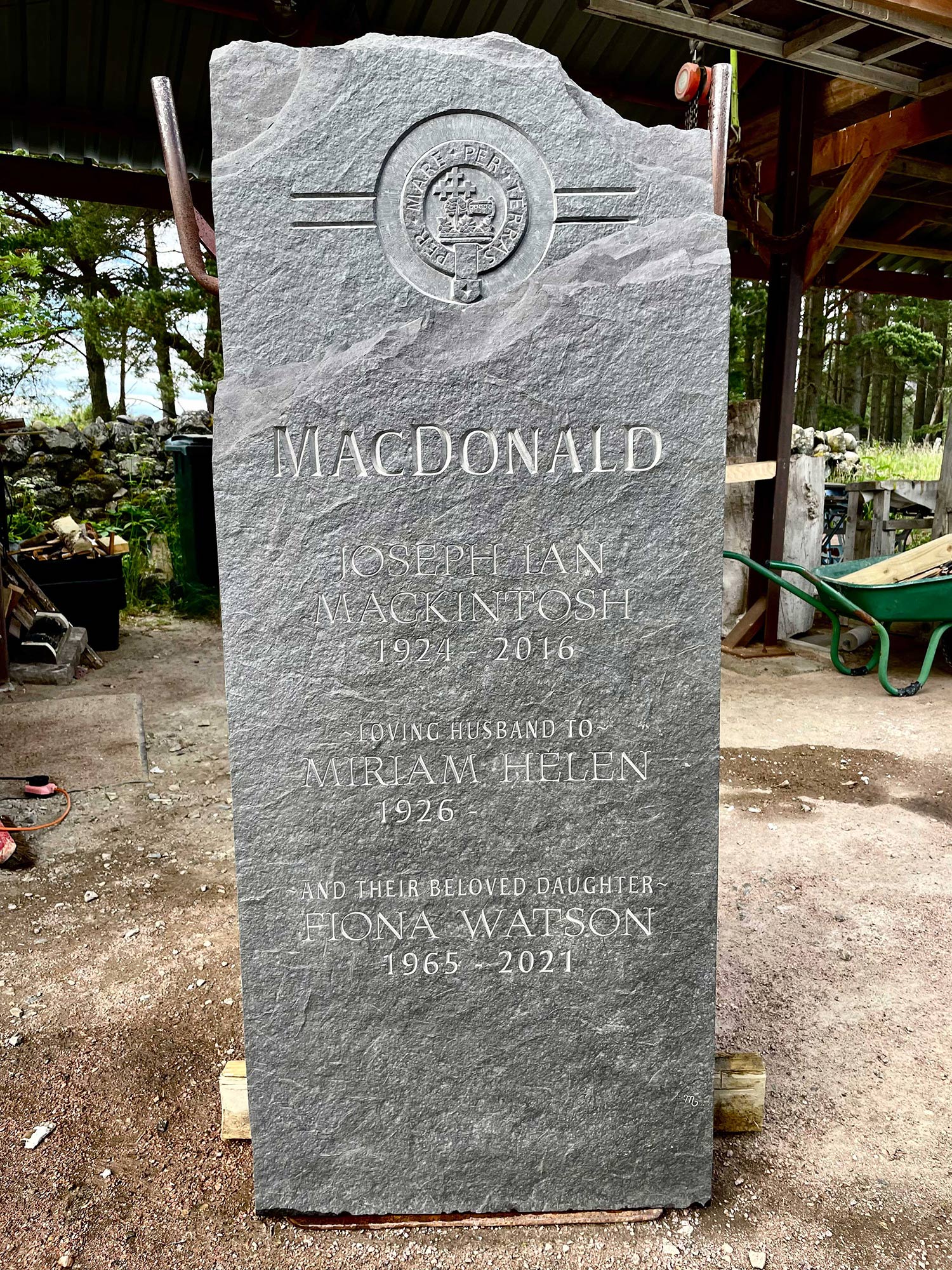 Family crest memorial - Speyside Sculptor : Stuart Murdoch